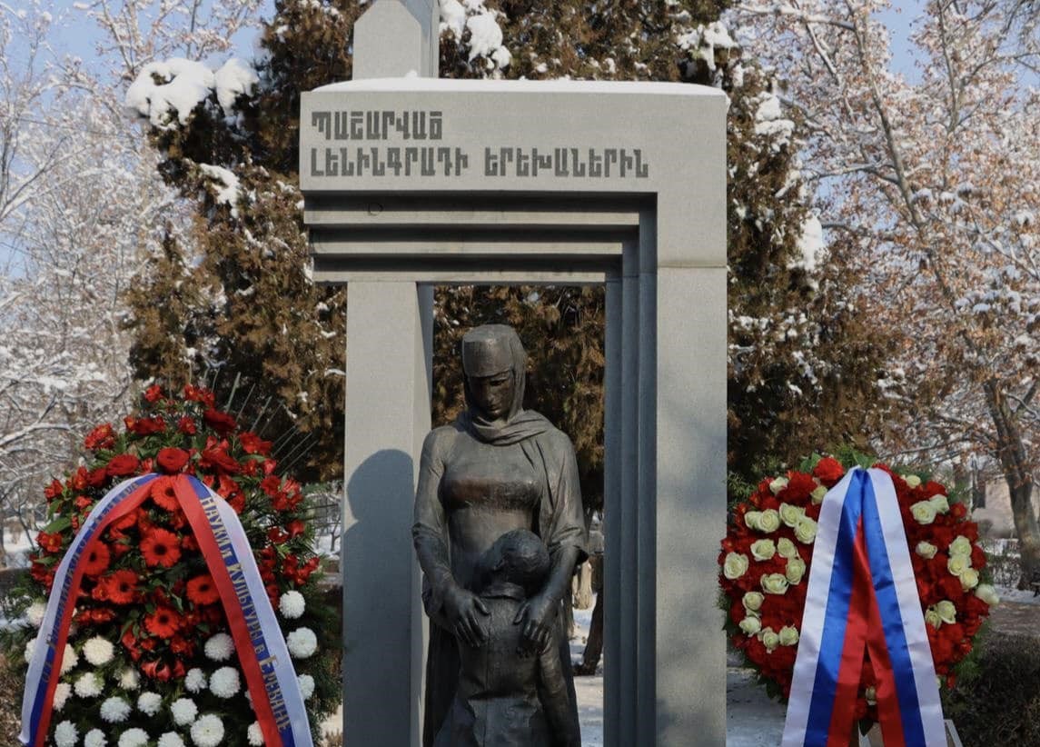 Ոչ թե հուշարձանն է վանդալիզմի ենթարկվել, այլ ՌԴ դրոշի ժապավեններն են տրորվել․ Զախարովան ...